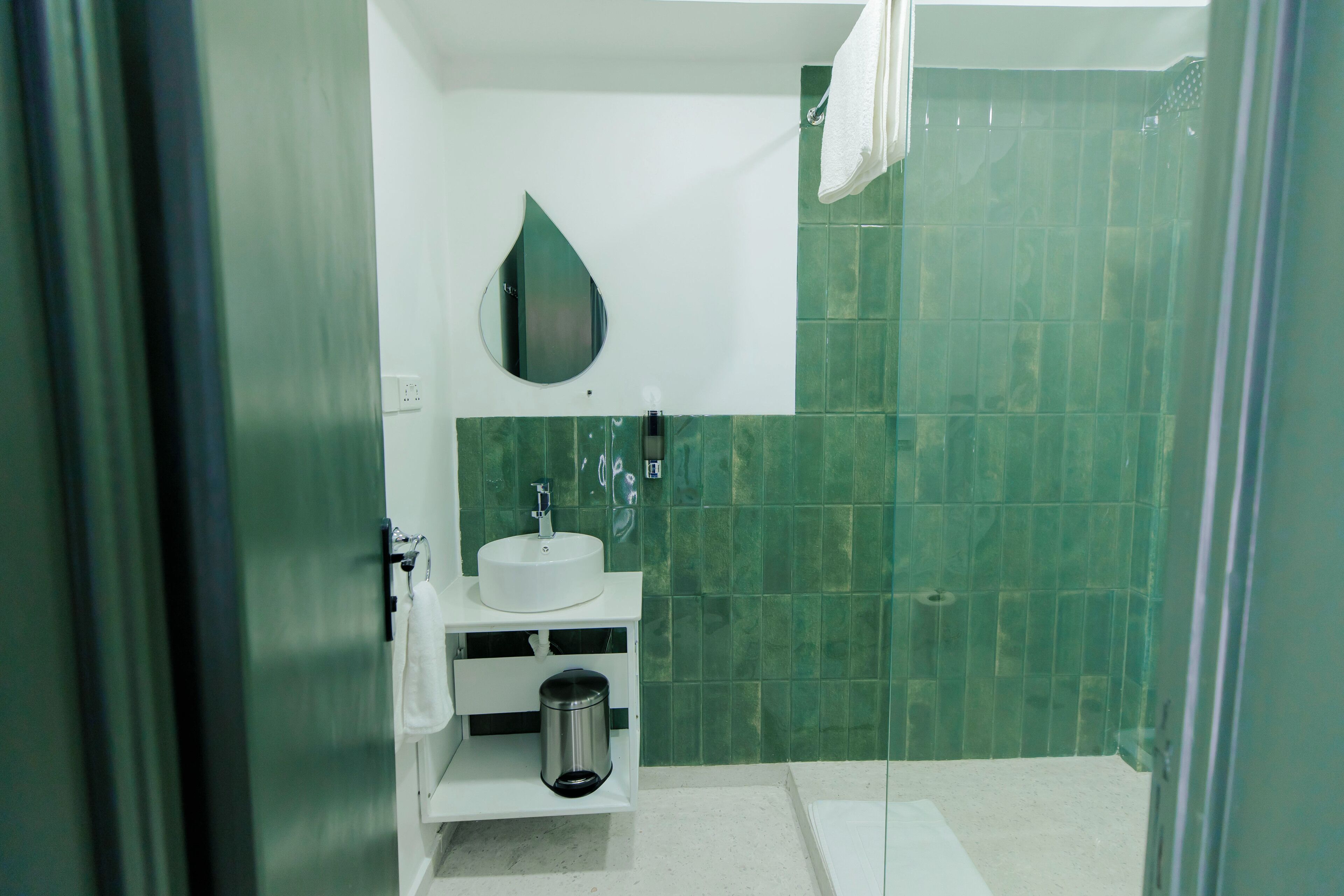 Um polibã, chinelos, toalhas fornecidas, sabão 