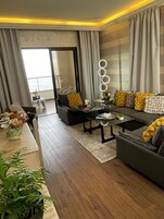 Suite Deluxe, varanda, vista para o mar | Sala de estar