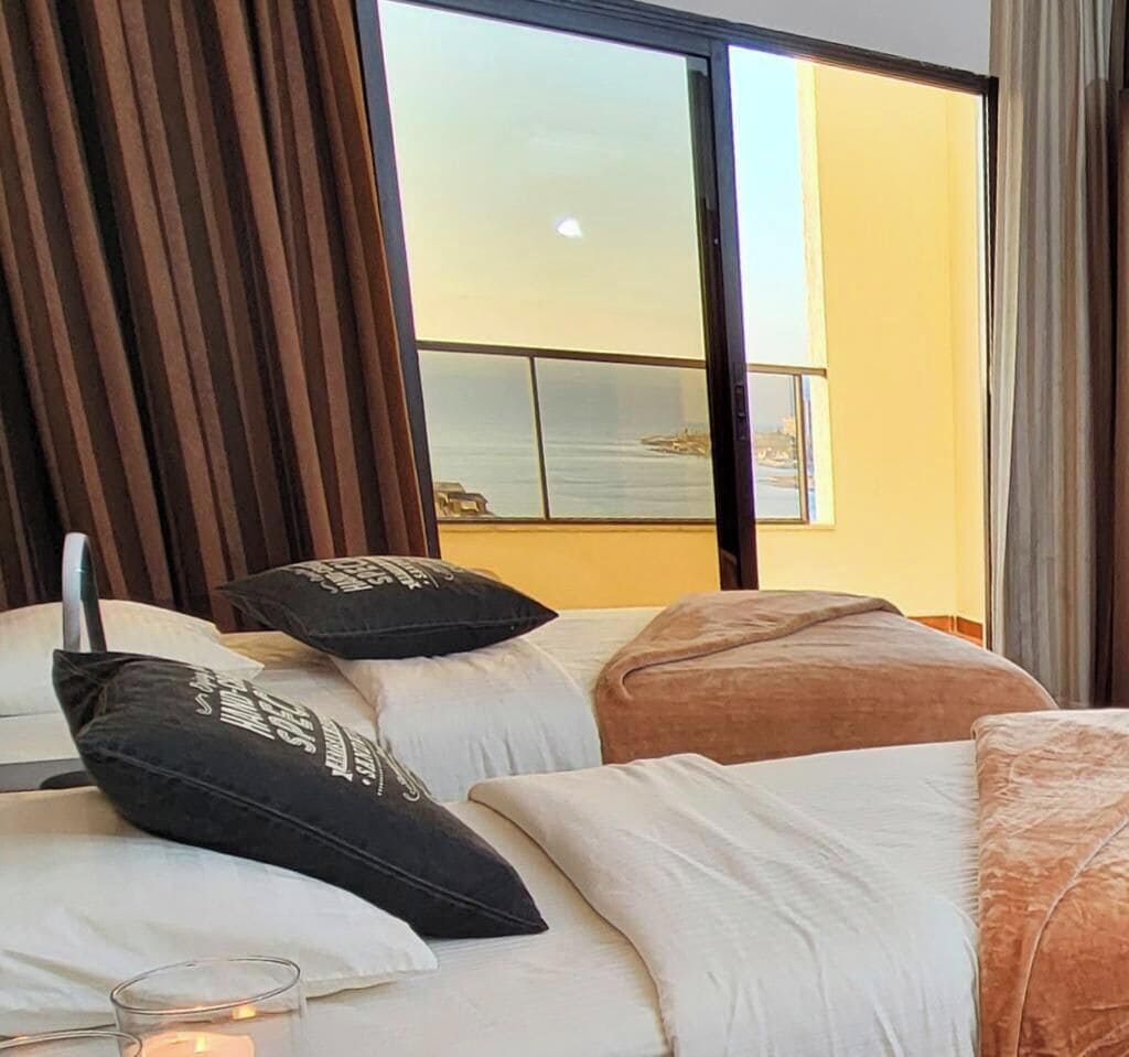 Quarto Deluxe, varanda, vista para o mar | Cofre no quarto, cortinas/cortinados opacos, ferro/tábua de engomar 