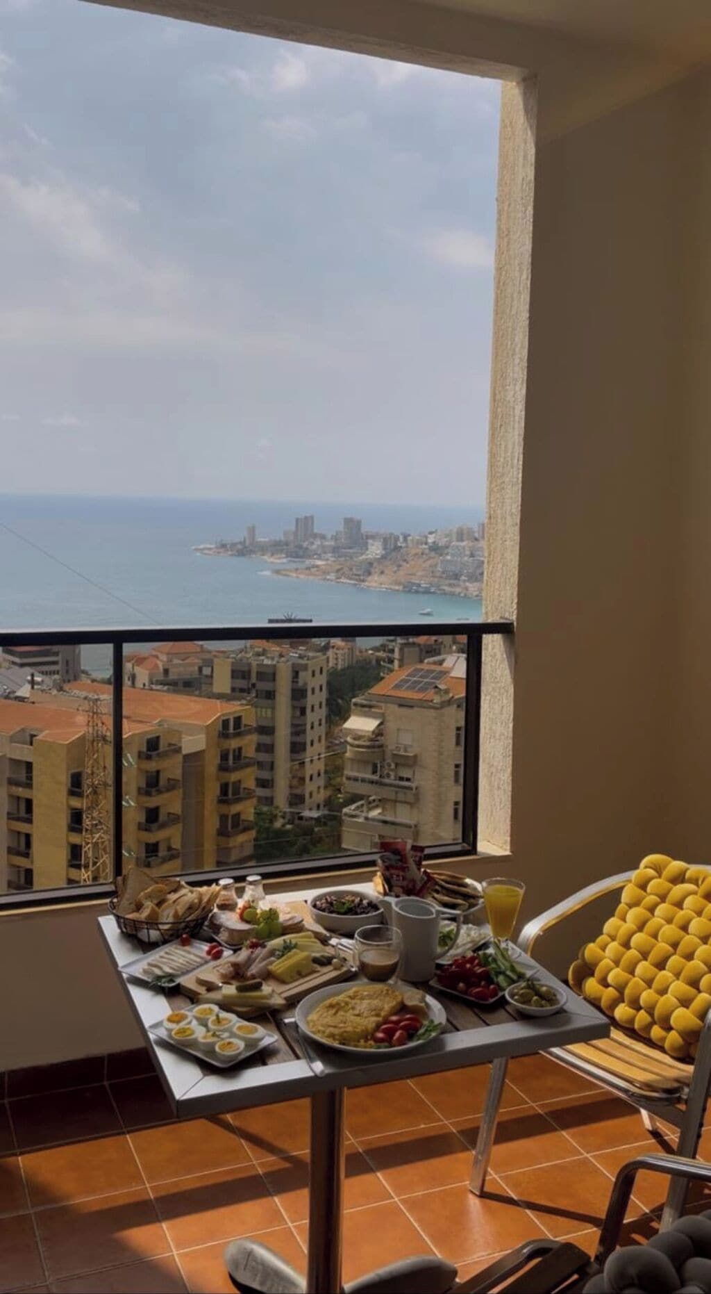 Quarto casal superior, sacada, vista para o mar | Opções para refeição