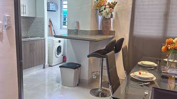 Apartamento, 2 quartos, sacada, vista para a cidade | Opções para refeição