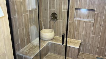 Roupas de cama premium, frigobar, cofres nos quartos, escrivaninha