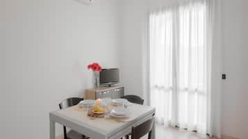 Apartamento, 1 quarto, terraço | Sala de jantar