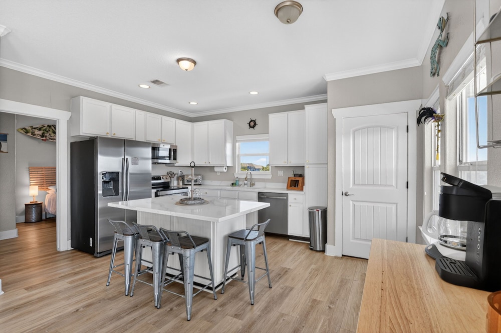 Boujee Beach Coastal Getaway With Hot Tub 2 Bedroom Home - Crystal Beach, TX