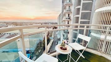 Condo básico, 2 quartos, sacada | Sacada