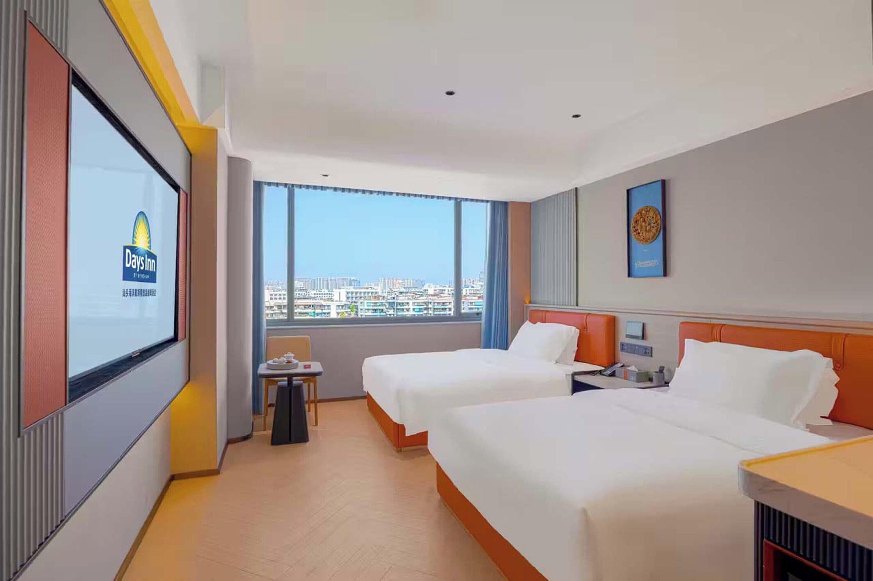 Quarto Twin Cidade, Vista para a cidade | Secretária, secretária adequada para computadores portáteis 