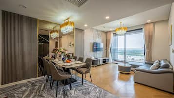 Suite Familiar, 3 quartos, acesso ao Club Lounge, Vista para a cidade | Lençóis de algodão egípcio, roupa de alta qualidade, edredões de penas