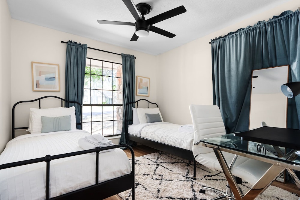 Chic Escape Pool Hot Tub Gym Playroom - Austin, TX