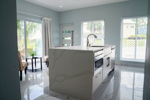 Vila premium, vista para o oceano | Cozinha privada | Geladeira grande, micro-ondas, fogão, cooktop