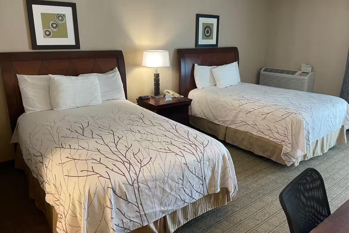 4 Quiet Urbana Suites Near University Of Illinois At Urbana-champaign - Urbana, IL