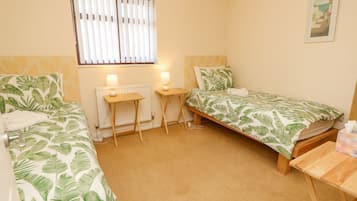 2 quartos, individualmente decorados, individualmente mobiliados