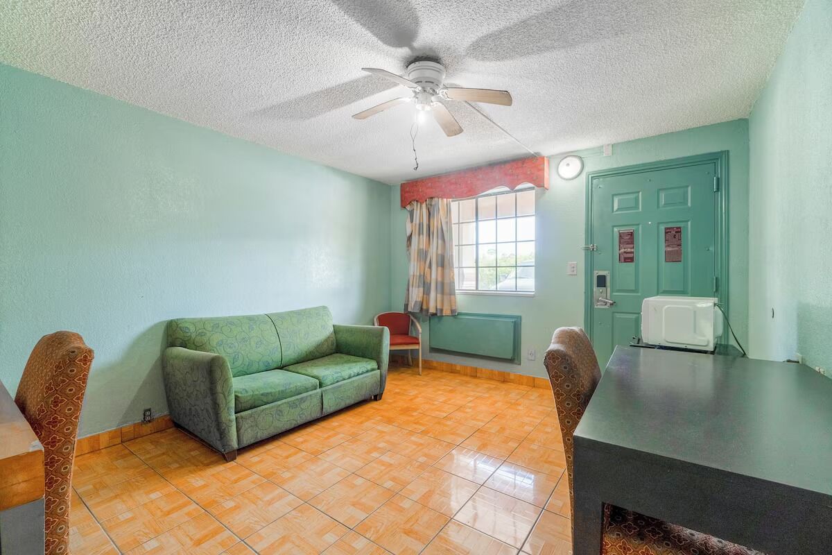 Stay Near Starbucks - Explore Downtown Harlingen Easily | 2 Rooms W/ Parking - Harlingen, TX
