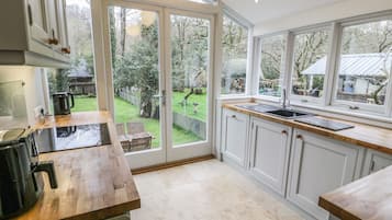 Uma máquina de lavar louça, utensílios de cozinha