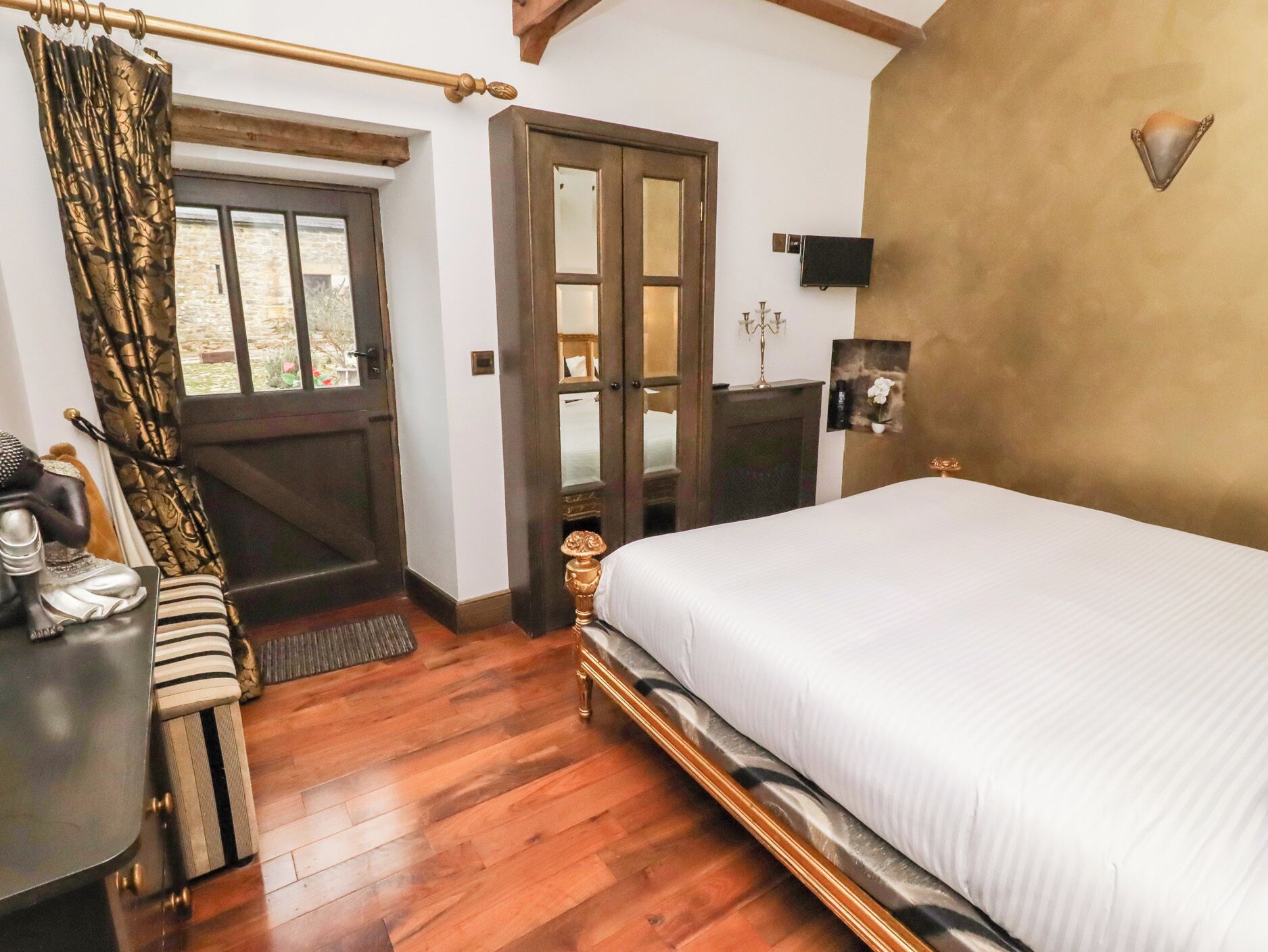 2 quartos, com decoração personalizada, com mobília individualizada 