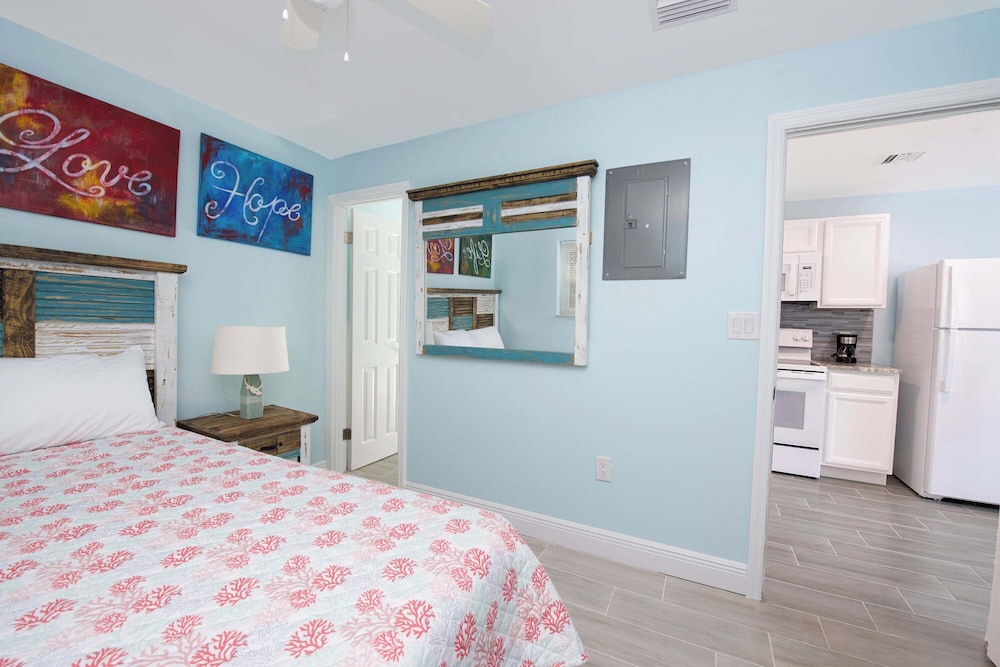 Blissful Beach House "Bikini Bottom" at Mermaid Tales Pool Hot Tub Walk ...