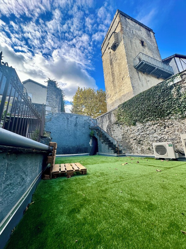 A L'ombre De La Tour - Lourdes