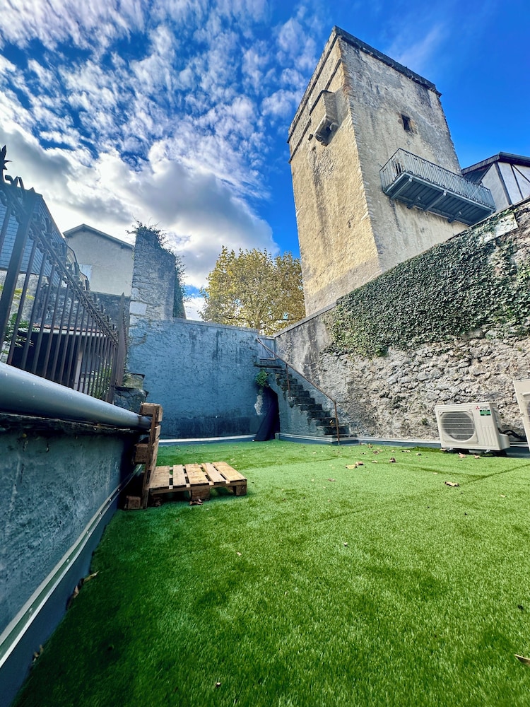 A L'ombre De La Tour - Lourdes