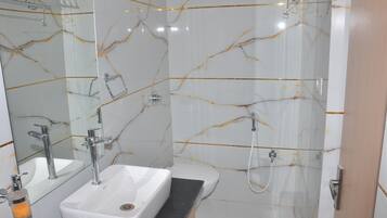 Suite Superior | Casa de banho | Um polibã, artigos de higiene pessoal grátis, toalhas fornecidas, sabão