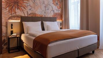 Apartamento luxo, sacada, vista para o jardim | Cofres nos quartos, escrivaninha, espaço de trabalho para notebook