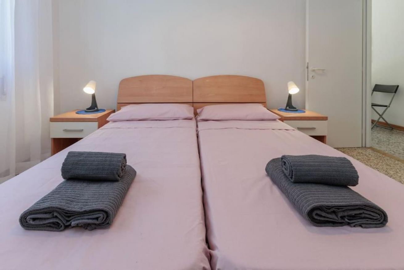 The Spacepractical Apartment Located Just A Few Steps From The Sea.the Houses Super Strategic Location Will Allow You To Fully Enjoy Everything That Jesolo Lido Has To Offer.we Can Accommodate Up To 4 People, Divided Into Two Bedrooms.the Kitchen Is E - Лидо-ди-Йезоло