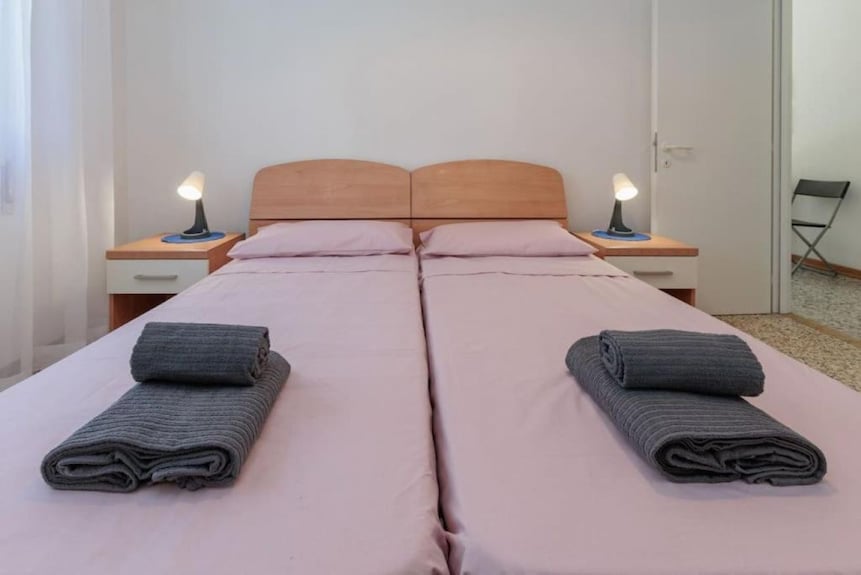 The Spacepractical Apartment Located Just A Few Steps From The Sea.the Houses Super Strategic Location Will Allow You To Fully Enjoy Everything That Jesolo Lido Has To Offer.we Can Accommodate Up To 4 People, Divided Into Two Bedrooms.the Kitchen Is E - Лидо-ди-Йезоло