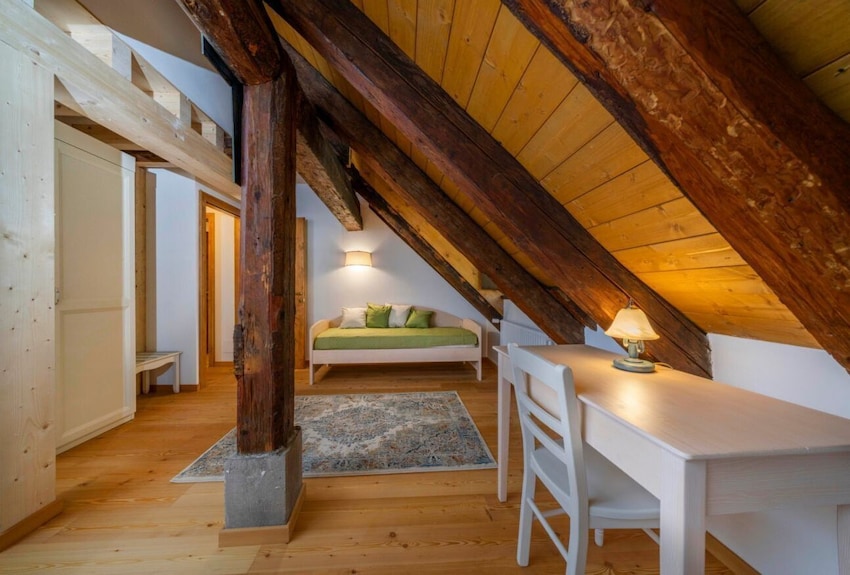A Comfortable 94 Square Meters Apartment, Perfect For Seven People, Located On The Second Floor Of A Historic Building Dating Back To 1864 And Renovated In 2025 While Maintaining Its Historic Atmosphere (No Elevator).the Property Is Located On Tarvisio's - Tarvisio