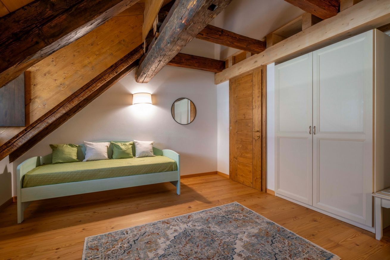 Guesthost - A Comfortable 102 Square Meters Apartment, Perfect For Seven People, Located On The Second Floor Of A Historic Building Dating Back To 1864 And Renovated In 2025 While Maintaining Its Historic Atmosphere (No Elevator).the Property Is Located - Tarvisio