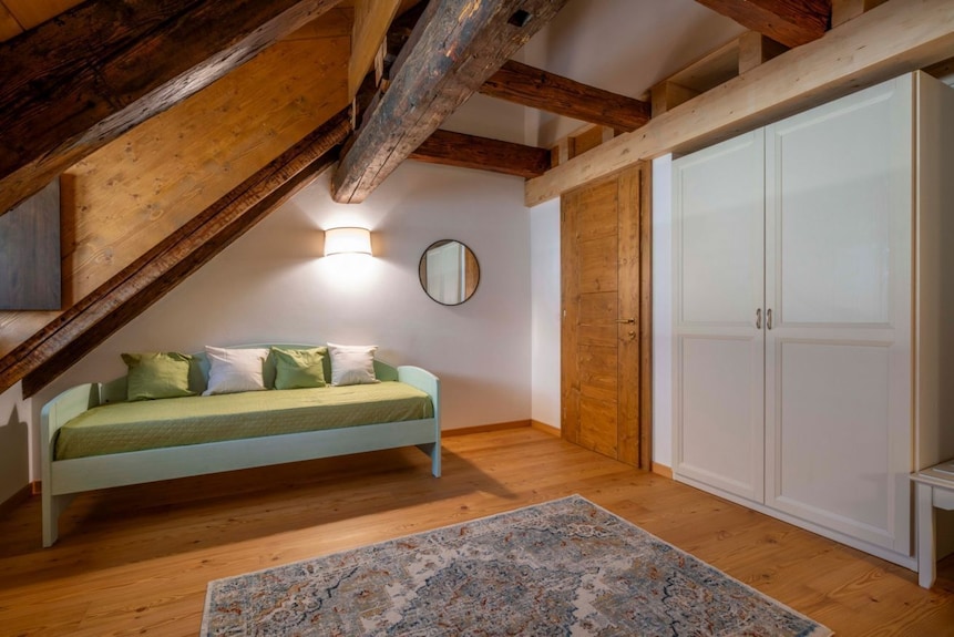 Guesthost - A Comfortable 102 Square Meters Apartment, Perfect For Seven People, Located On The Second Floor Of A Historic Building Dating Back To 1864 And Renovated In 2025 While Maintaining Its Historic Atmosphere (No Elevator).the Property Is Located - Tarvisio