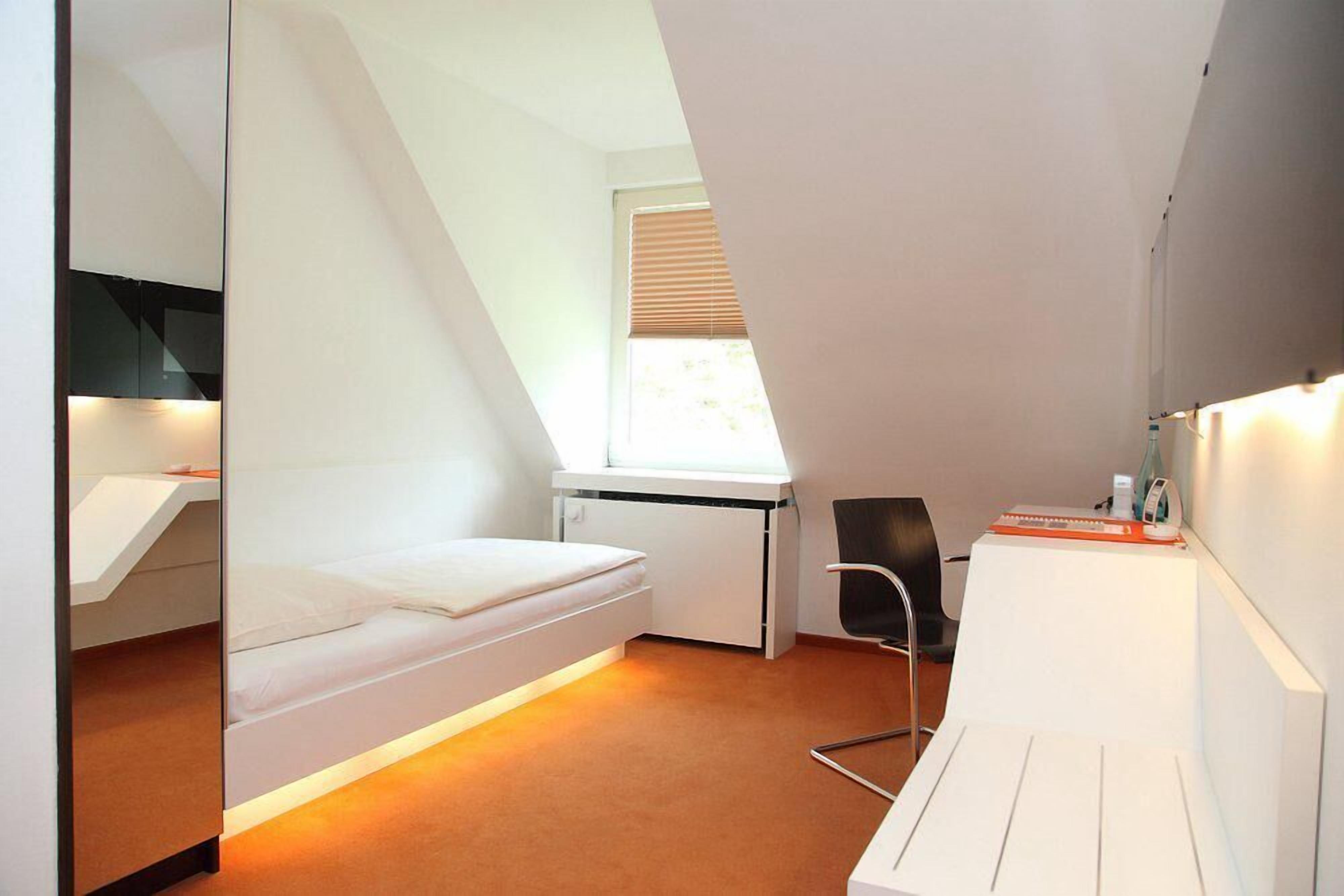 Quarto solteiro básico | Escrivaninha, espaço de trabalho para notebook