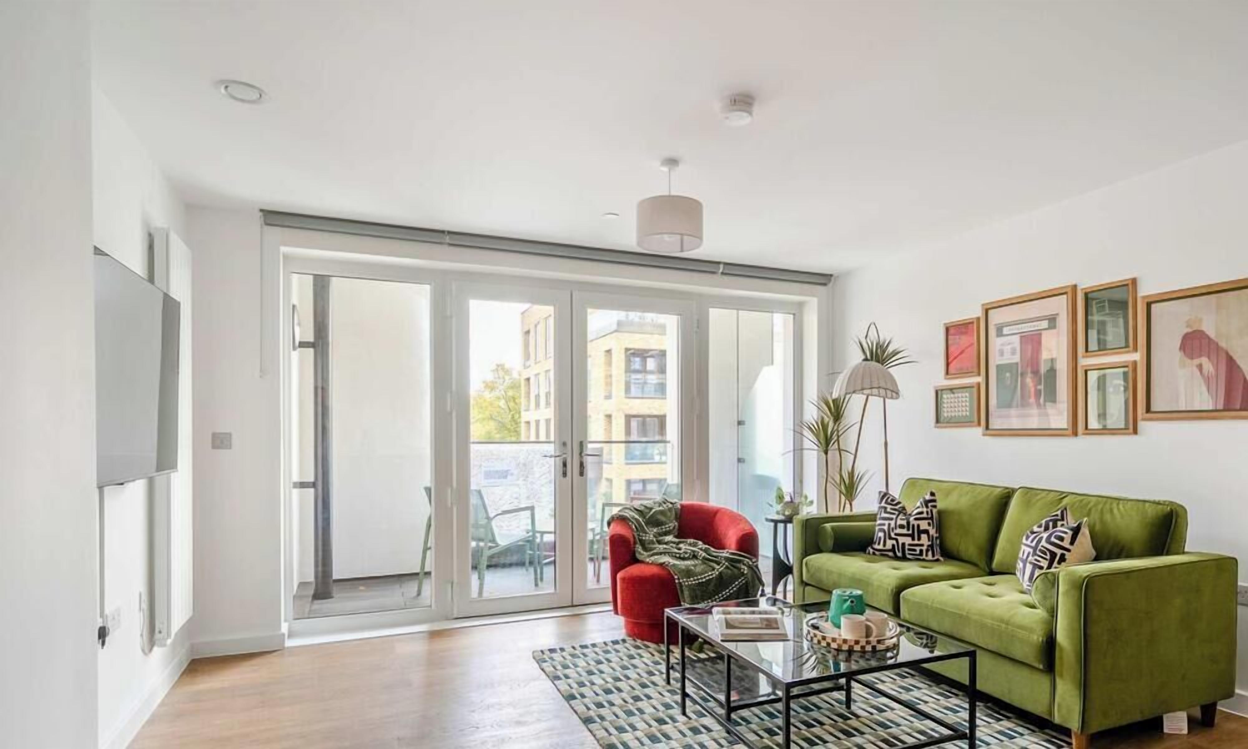 Modern 2br Apartment W/ Balcony, Wifi, Parking - Woking