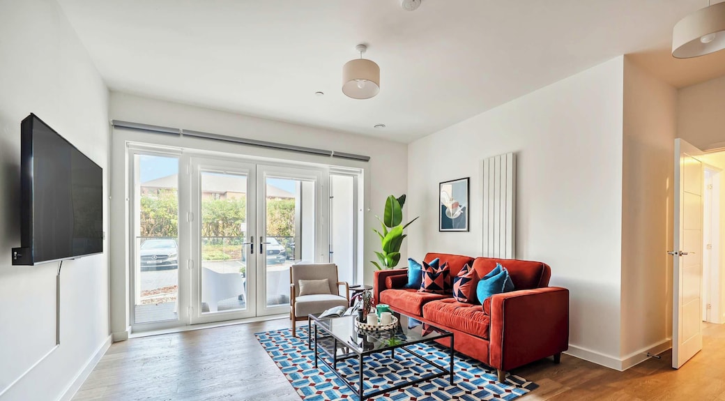 Modern 2br Apartment W/ Balcony, Parking, Wifi - 沃金