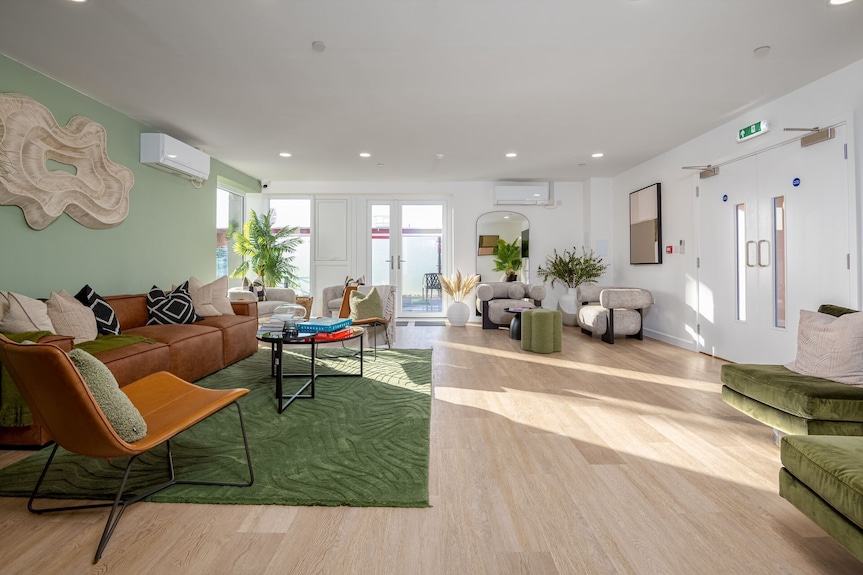 Spacious Apartment, Balcony, Wifi, Free Parking - 서비톤