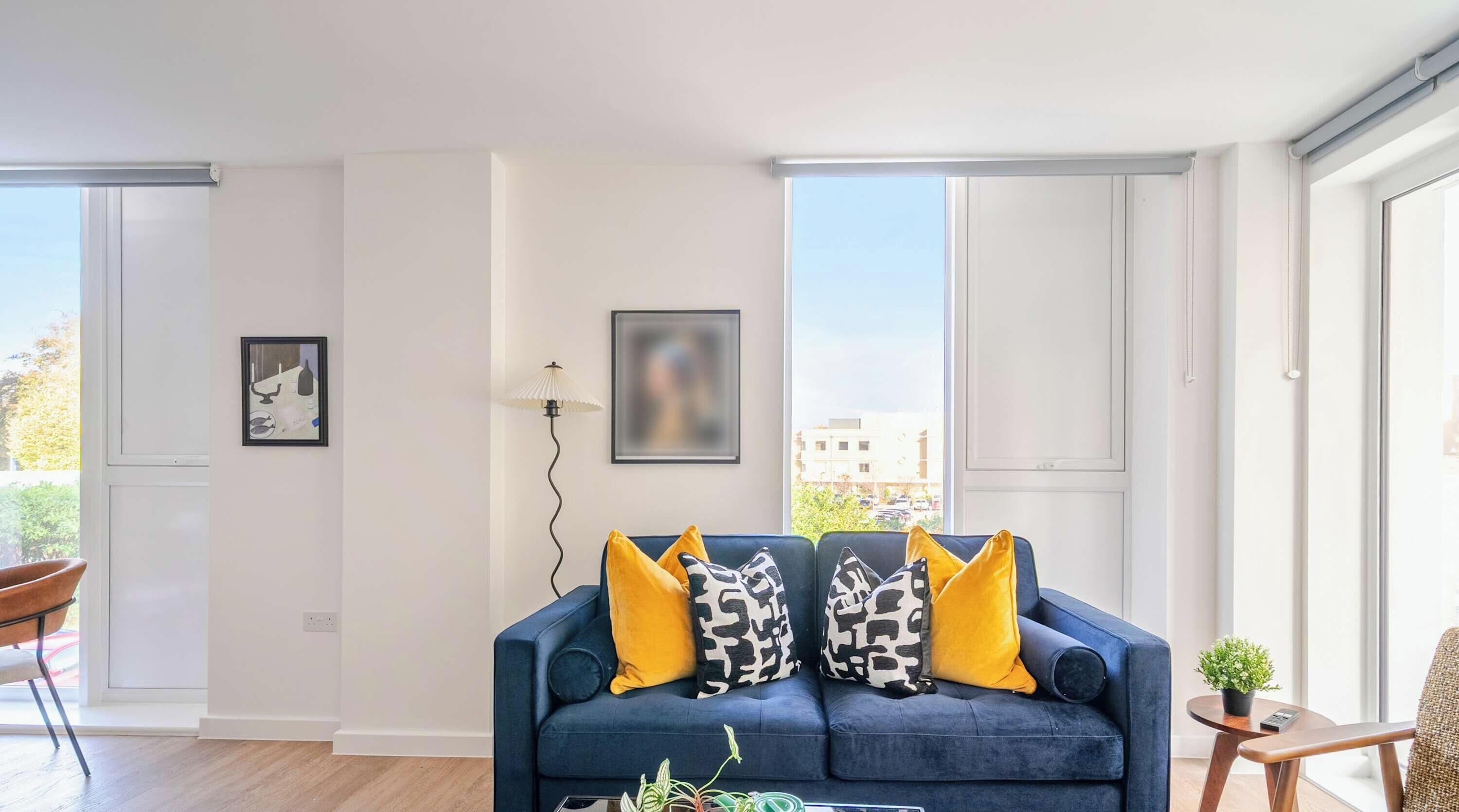 Cozy 2br Apartment W/ Balcony, Parking & Wifi - Woking