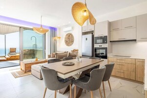 Villa Deluxe, 2 quartos, vista para o mar, em frente à praia | Sala de estar