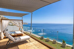 Villa Deluxe, 2 quartos, vista para o mar, em frente à praia | Terraço/pátio interior
