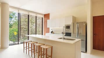 Apartamento Deluxe, 4 quartos, piscina privativa | Cozinha privada | Um frigorífico/congelador grande, um micro-ondas, um forno