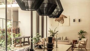 Apartamento, 3 quartos, piscina particular | Área de estar | Smart TV 50 polegadas com canais a cabo, Netflix, filmes pagos