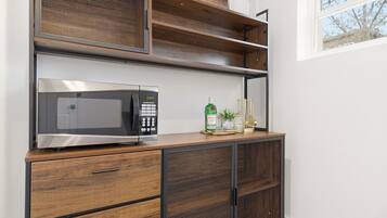 Casa, várias camas, pátio, vista para o jardim (701 Mathews St (Unit B)) | Interior