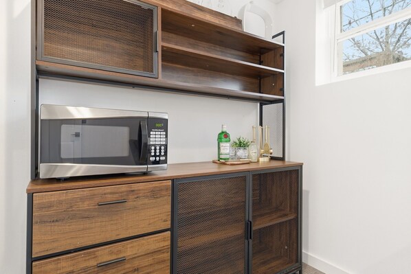 Casa, várias camas, pátio, vista para o jardim (701 Mathews St (Unit B)) | Interior