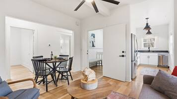 Casa, várias camas, pátio, vista para o jardim (701 Mathews St (Unit B)) | Interior