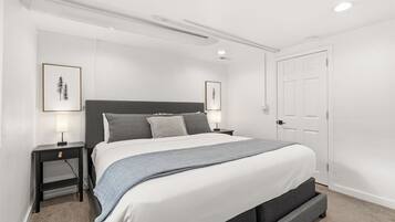 Casa, várias camas, pátio, vista para o jardim (701 Mathews St (Unit B)) | 4 quartos, com decoração personalizada, com mobília individualizada