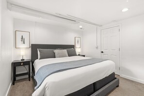 Casa, várias camas, pátio, vista para o jardim (701 Mathews St (Unit B)) | 4 quartos, com decoração personalizada, com mobília individualizada 