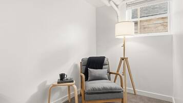 Casa, várias camas, pátio, vista para o jardim (701 Mathews St (Unit B)) | Interior