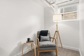 Casa, várias camas, pátio, vista para o jardim (701 Mathews St (Unit B)) | Interior