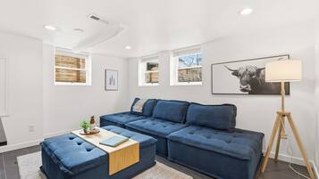 Casa, várias camas, pátio, vista para o jardim (701 Mathews St (Unit B)) | Sala de estar