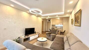 Apartamento de Luxo, varanda, Vista para a cidade | Sala de estar | Televisor LCD de 42 polegadas com canais por cabo