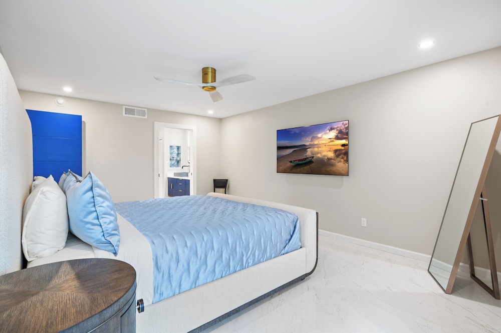 Amazing condo in fabulous Longboat Key with full beach and sunset views ...
