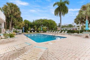 Piscina externa, barracas de cortesia, guarda-sóis