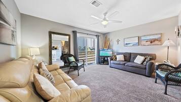 Condo com design assinado, 2 quartos, acesso à piscina, vista para a cidade | Sala de estar | Smart TV 42 polegadas com canais a cabo