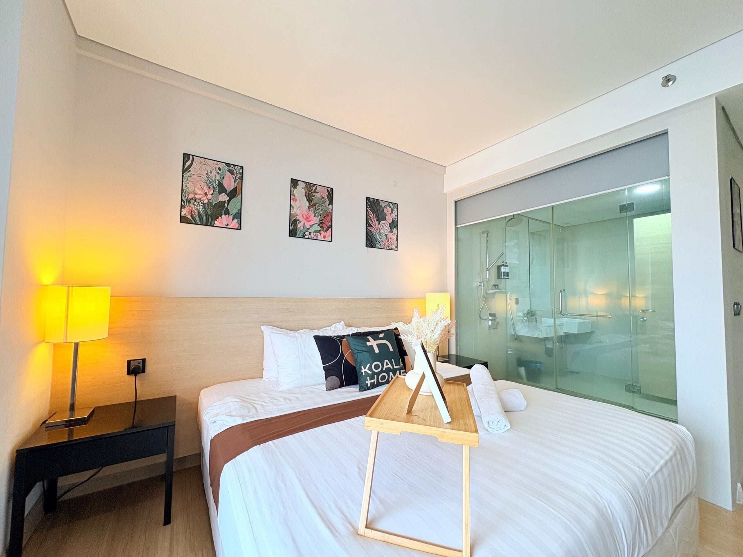 Estúdio Deluxe, varanda, vista para a piscina | Secretária, secretária adequada para computadores portáteis 